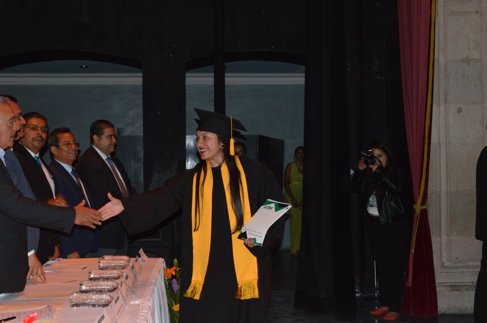 Egresa primera generación de la universidad UTOM