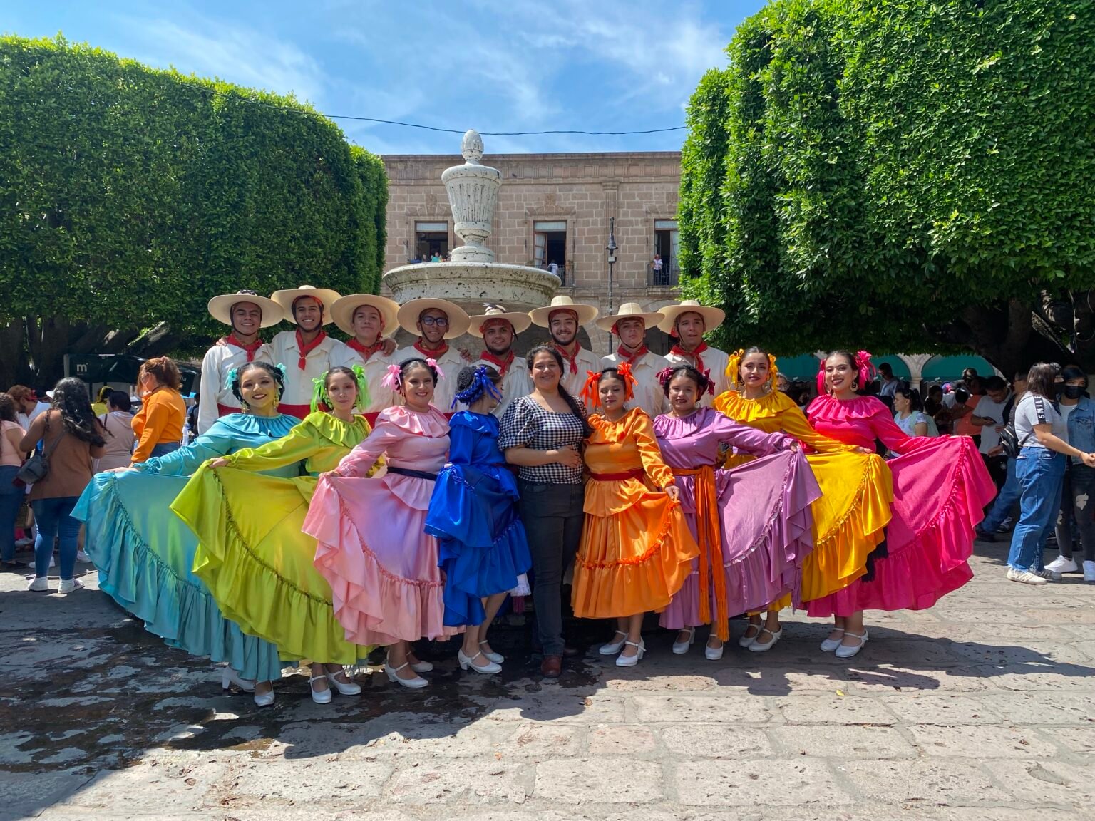Michoacán rompe récord Guinness de baile masivo de Juan Colorado